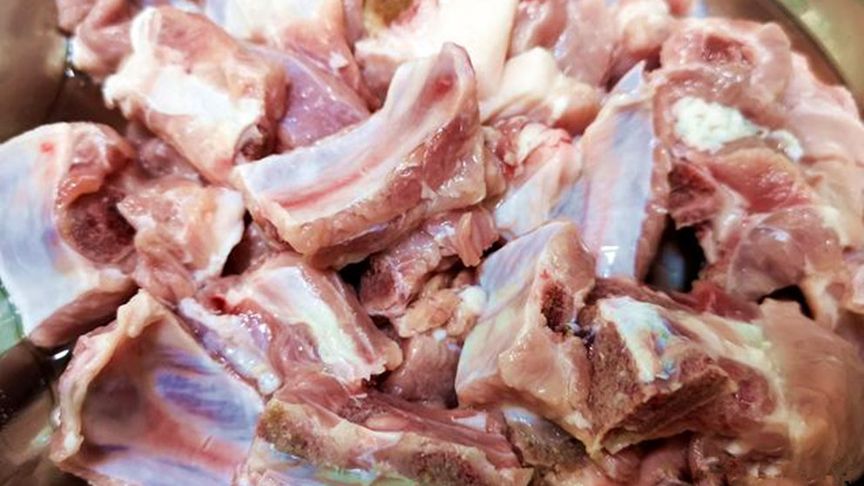 炖排骨时,有人先焯水,有人直接炖,大厨:全不对,教你正确做法