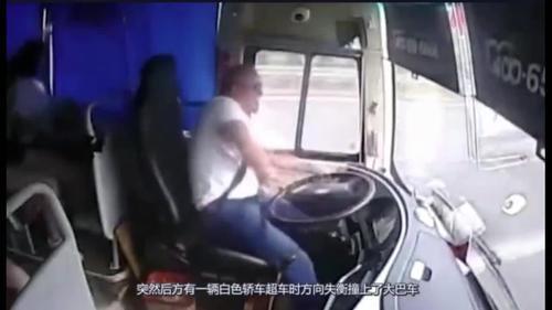 黑衣女孩的“稳如狗”来告诉你:安全带系与不系的巨大差别