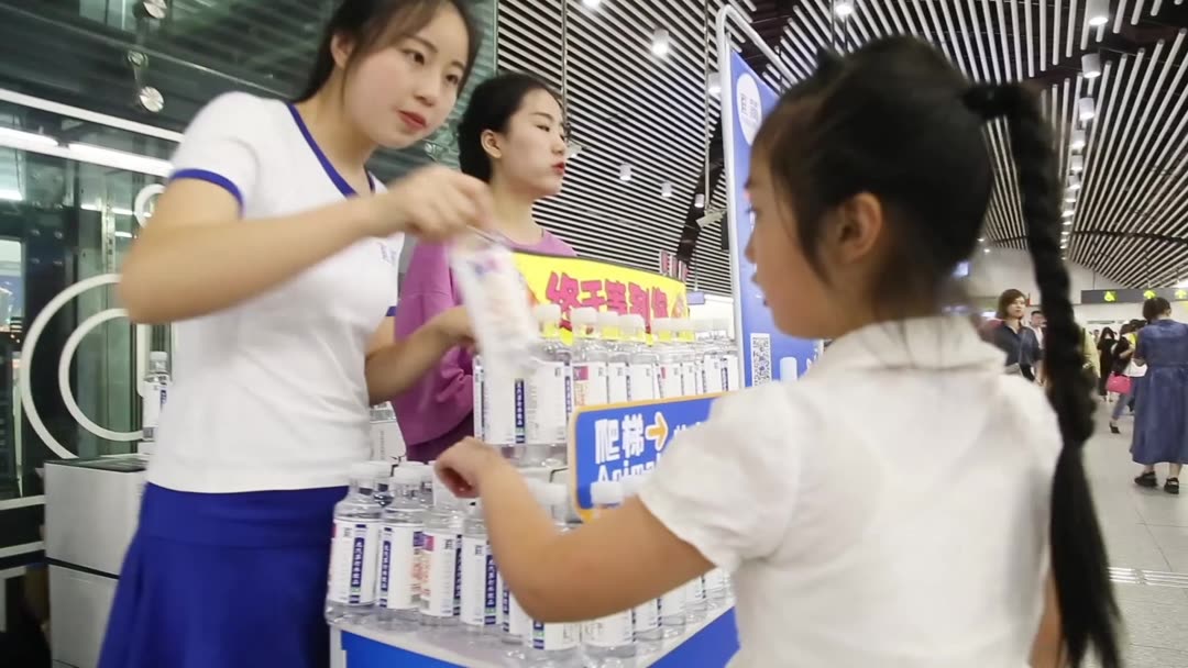 宜简苏打水地铁爬梯挑战