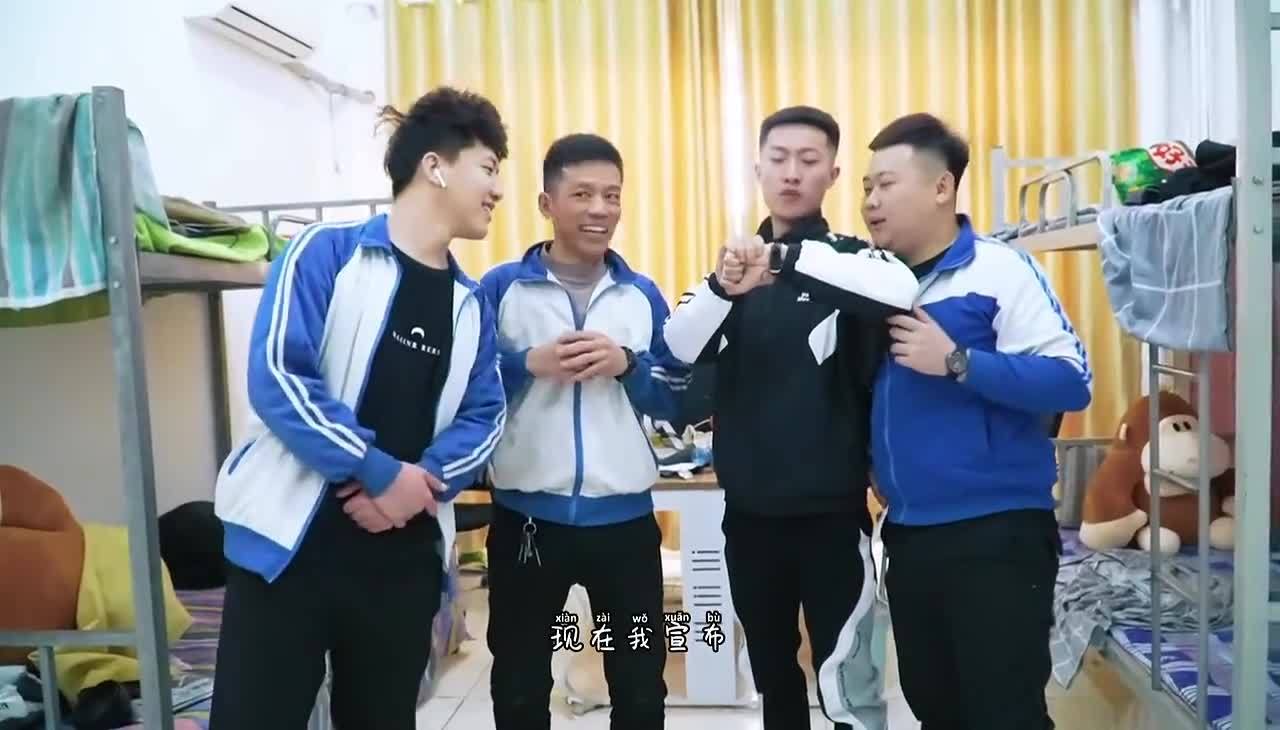 男生宿舍举办舞狮大赛,宿管老师出现的那一刻,小伙表情太逗了