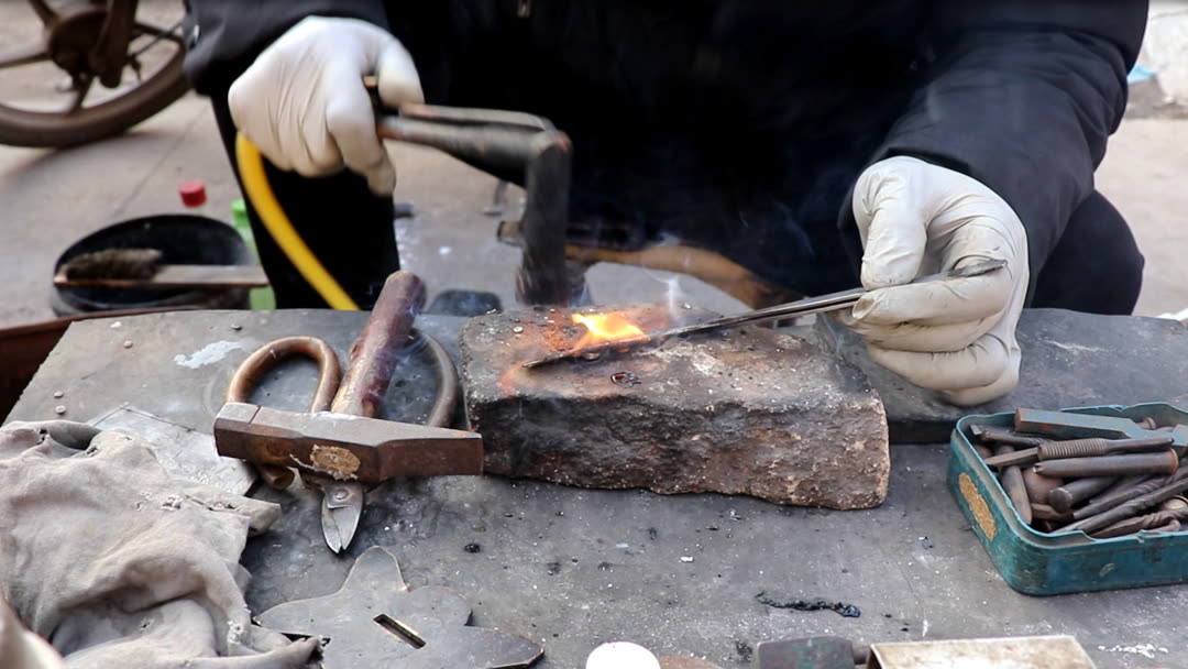 农村传统手工打造银饰,看着一样的戒指价格却差很多,看大叔咋说
