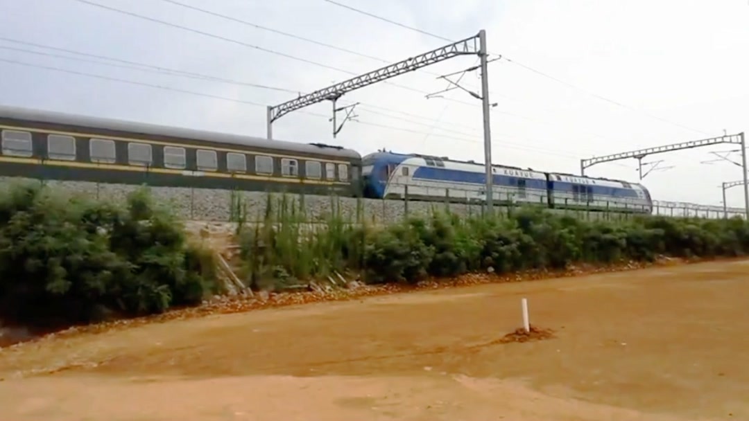 全程37小时扬州开往成都 K245次列车通过宁启铁路江都段