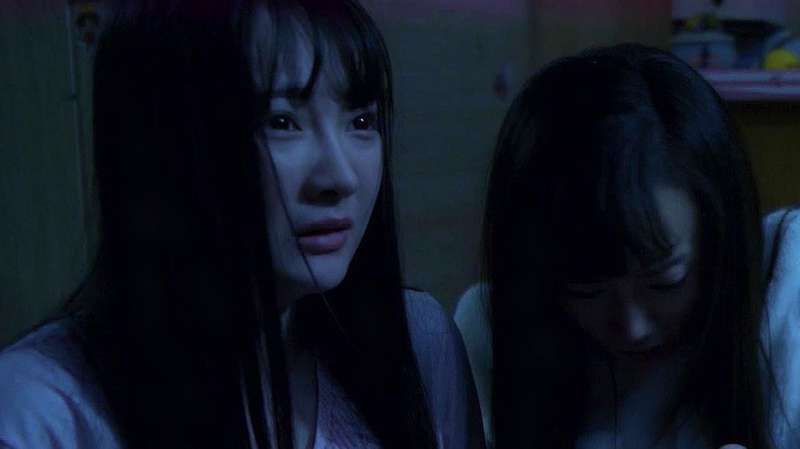 女子深夜被吵醒,睁眼一看竟然鬼坐在电脑桌旁,胆小勿入