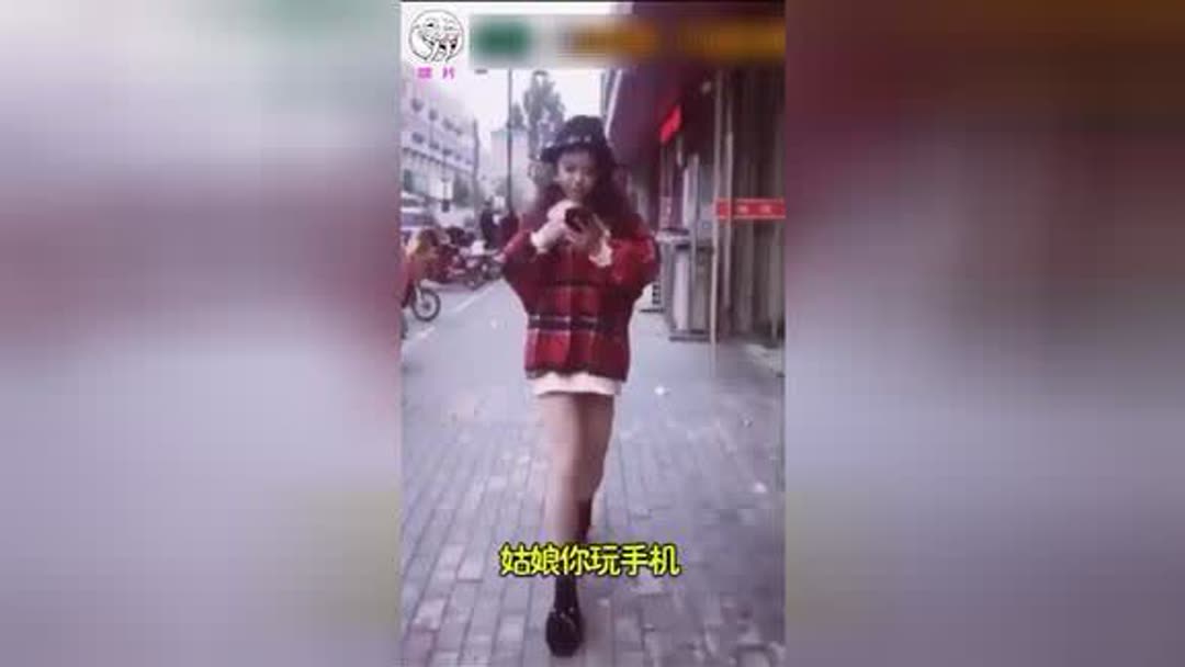 低头族意外事故视频合集,走路千万别再玩手机了