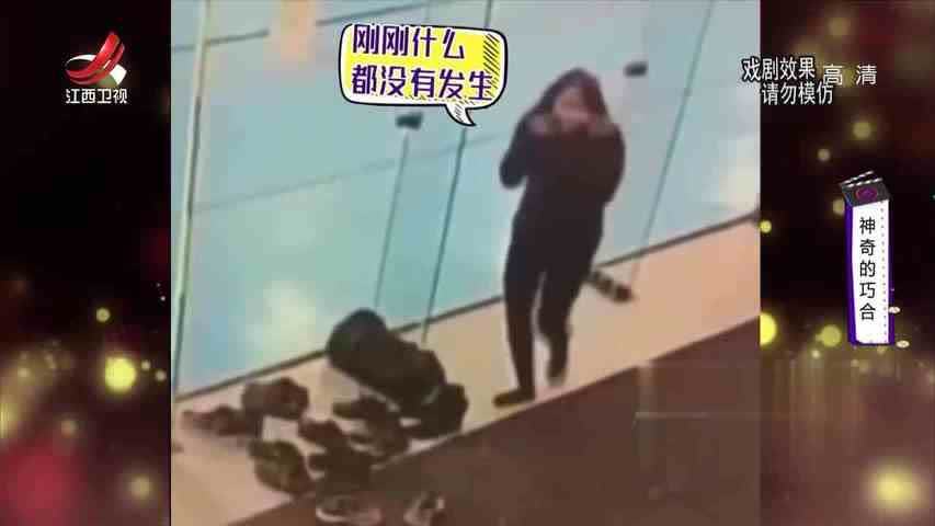 女子接连撞在了玻璃门上,十分的尴尬:怎么这么干净的