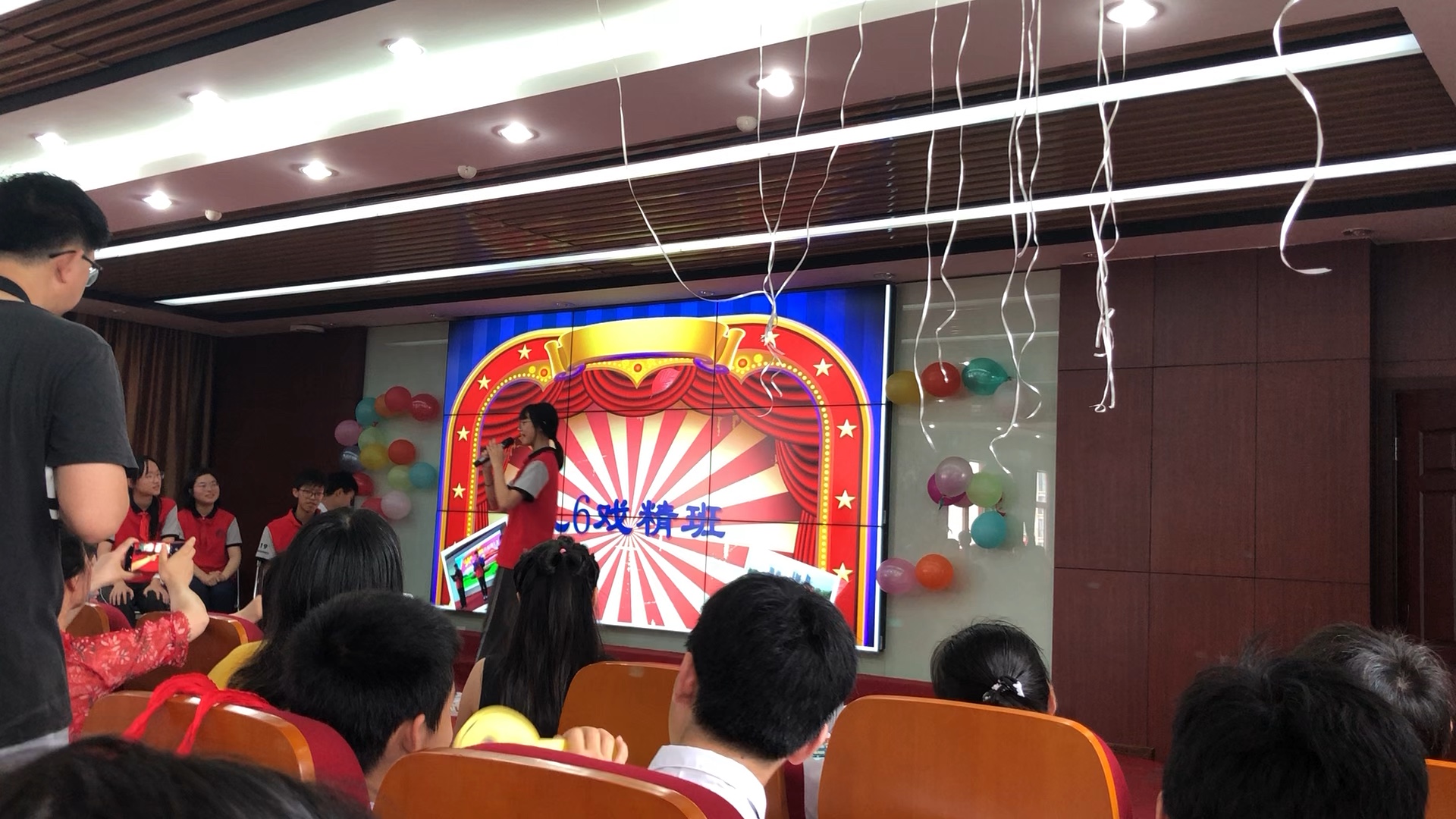 当同学在毕业典礼上表演鸡你太美,会发生什么?