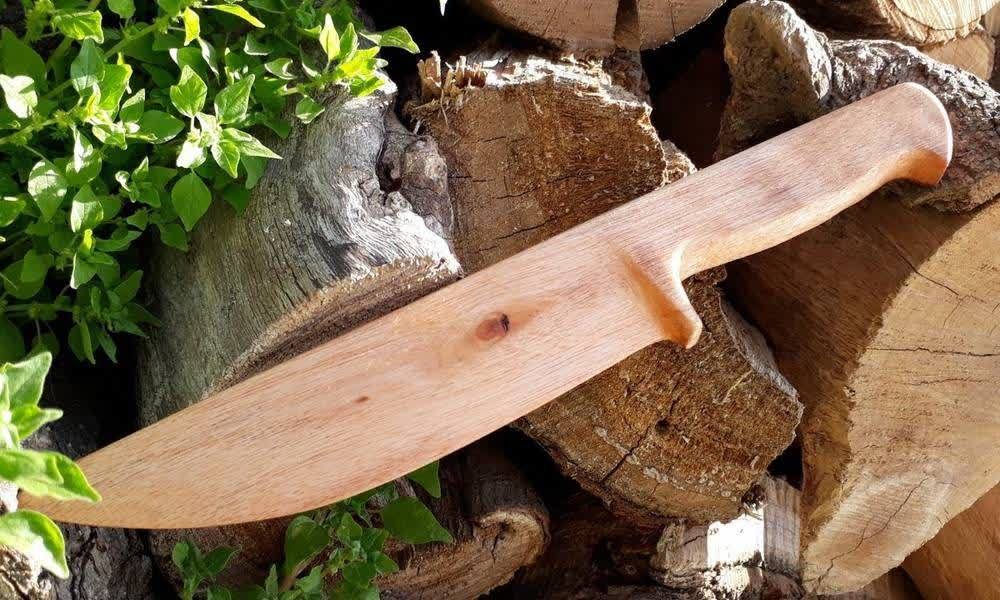 一块废木料,牛人打磨一把木刀,这做工没毛病