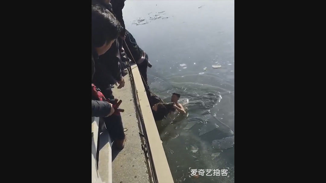 【拍客】河面结冰2厘米 他脱衣跳河救陌生女子