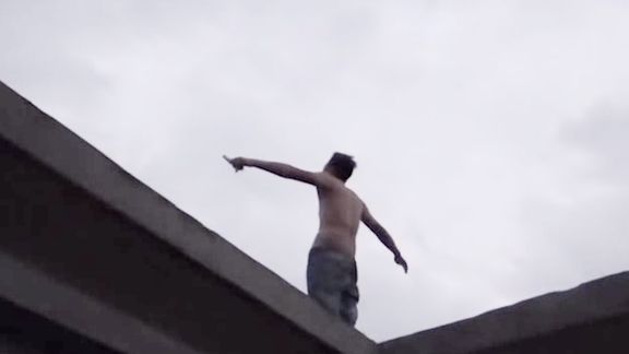 男子酒后情绪激动站楼顶欲跳楼自杀 妻子楼下苦苦哀求:都听你的