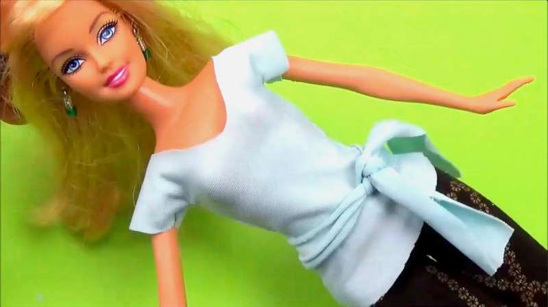 「迷你娃衣DIY教程」用简单的方法给芭比娃娃做一件绑带T恤,好看