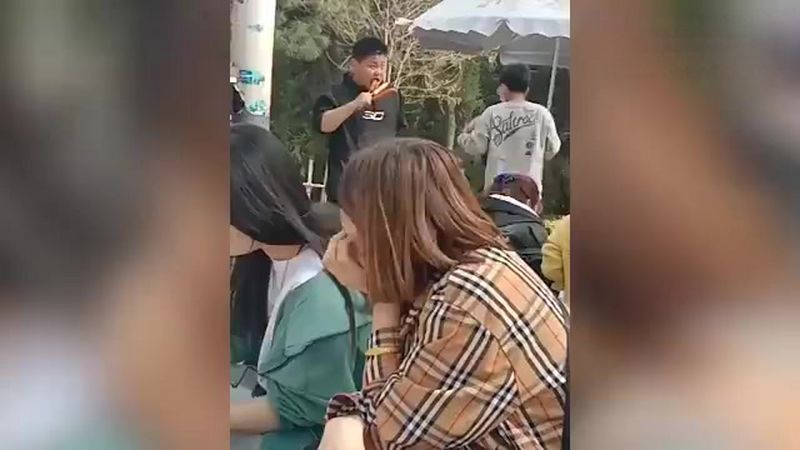 【男孩公园遇见长得一模一样的陌生人,妈妈:你俩拜个兄弟吧】据漩涡...