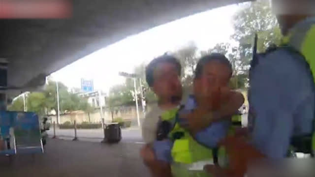 暴躁老哥,在线殴打5名交警?这下牛皮了,交警一套拳法给你打趴下