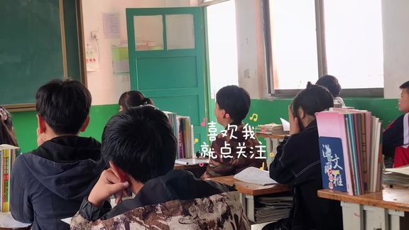 乡村学校音乐课堂上发现了这个小迷彩袄#课堂实录 #记录校园生活