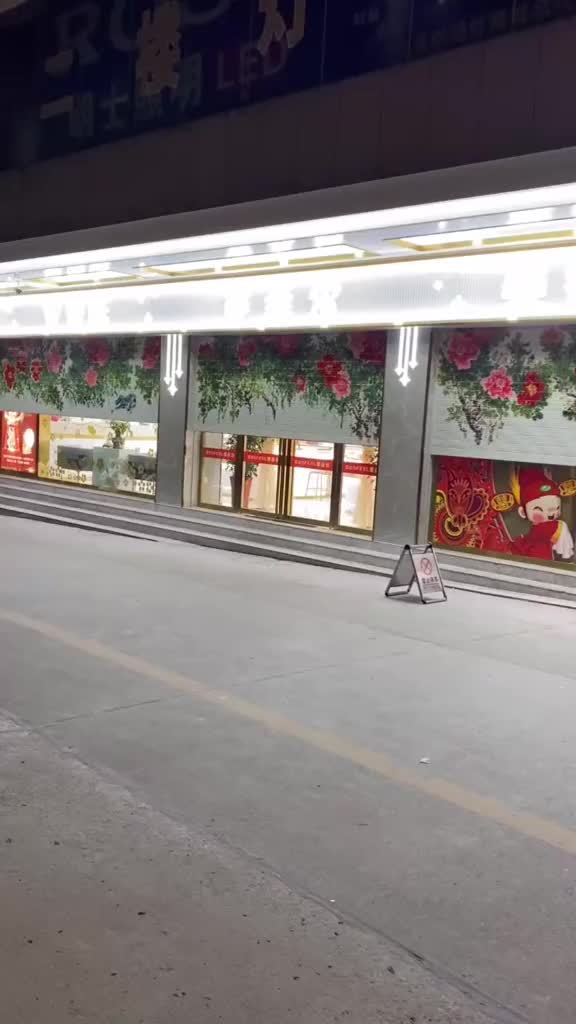 这是我妈画的三个卷闸门的牡丹花,好不好看……大不大气