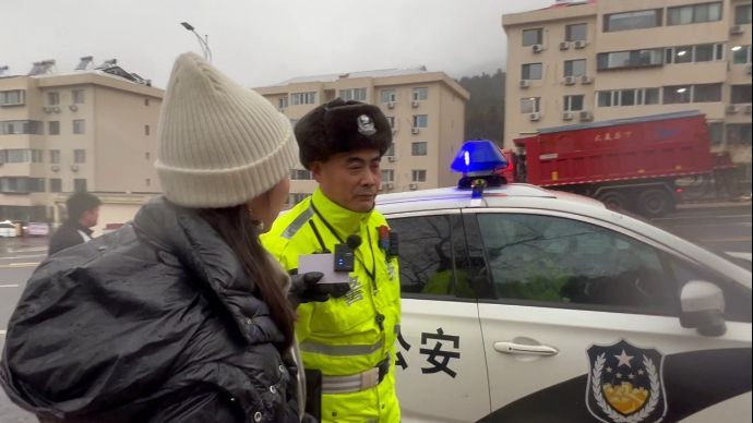 果然视频|大雪已至,记者蹲点济南交警,看交警如何守护交通安全