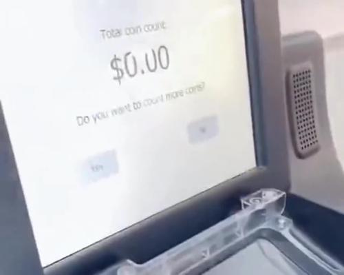 国外拿硬币买车数钱的问题解决了,这是一个可以计算硬币的机器,非常...