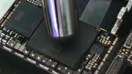 手机的小芯片,维修起来很复杂,一般人无法完成!