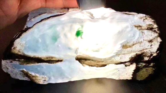 山东男子从朋友那三十万转手过来的翡翠,专家第一眼就说像玻璃?