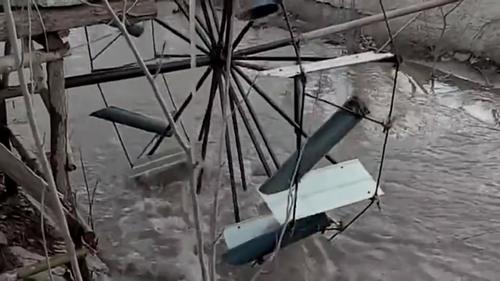 自制水车,节能还环保,没有永动机的,只要有水流它就会自动旋转。