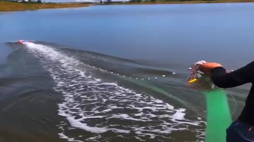 农村大哥下网有诀窍,自制的模型潜艇帮了大忙,真聪明!