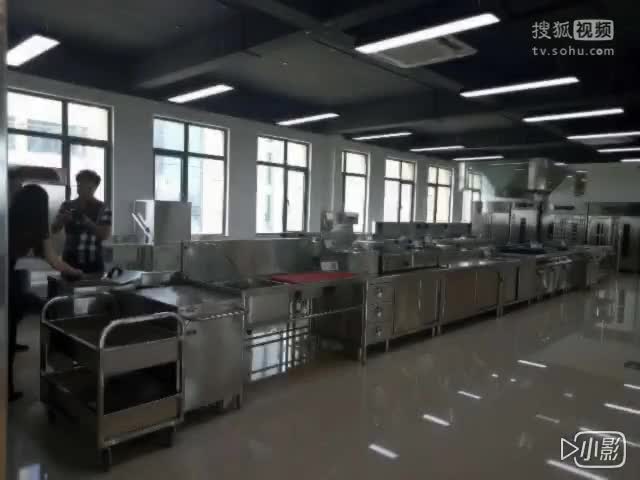 商用厨具公司炎炎夏日也阻止不了客户来展厅的脚步