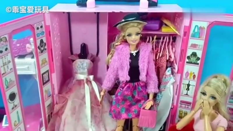 芭比娃娃动画:芭比和闺蜜们一起吃午饭,还一起换上了漂亮的礼服
