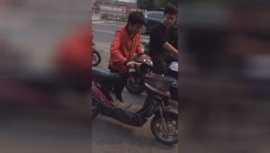 小伙电瓶车没电,请朋友帮忙,结局笑岔了!