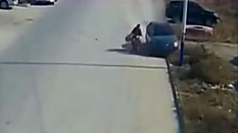 电动车女子正常行驶,却遇上了失控的小轿车,监控拍下全过程!