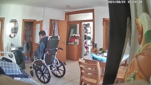 爸爸车祸后突然间的行走,把我跟我妈都吓了一跳,康复期还是多注意安全!