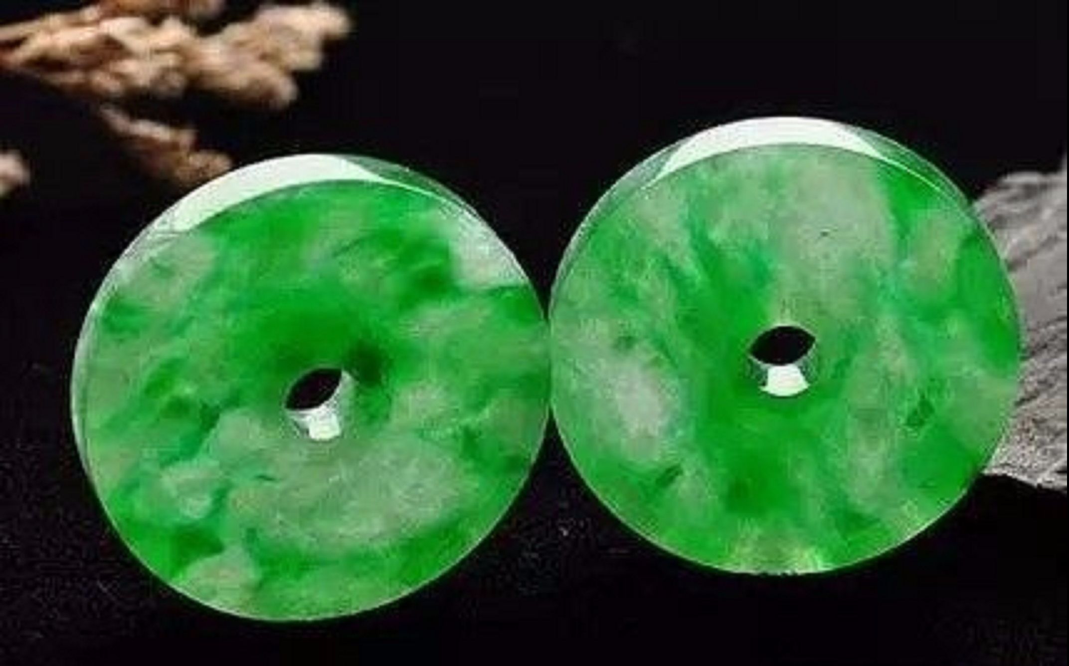 赌石现场:这件400块的“翡翠原石”剥开后会是怎样的?