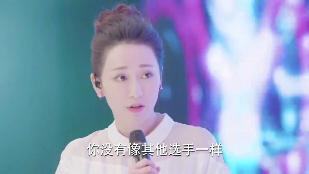 放弃我抓紧我:薇薇的设计太新颖,一件衣服居然还可以当包用