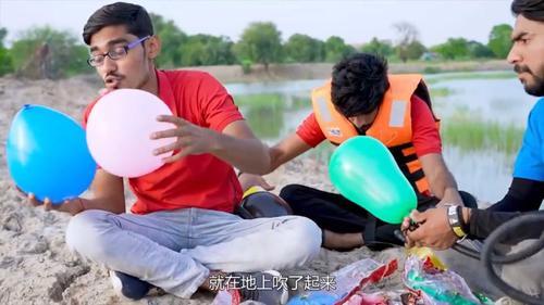 氦气的浮力有多大?小哥将5000美元氦气球绑在身上,场面太震撼!