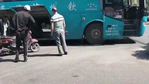 大爷是怎么想的,把电动车当行李放车厢,不知交警看见会怎么做