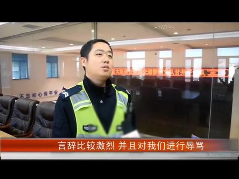 ...交警对一名横穿马路的男子劝阻,但这名男子不听劝,还满嘴脏话。经过...