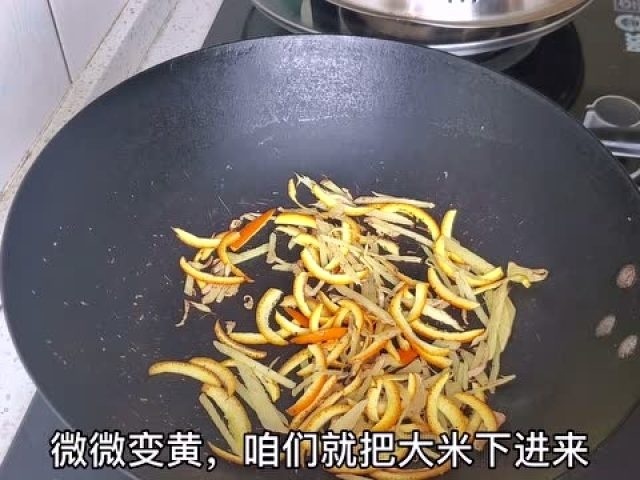90岁老奶奶把姜米炒糊泡茶喝,功效原来这么多,又涨知识了,好喝