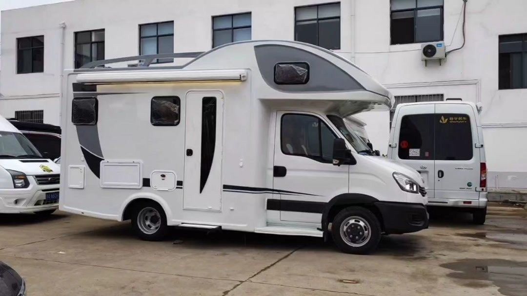 朋友想买依维柯房车,带她先来这里考察一下喜欢车型的底价