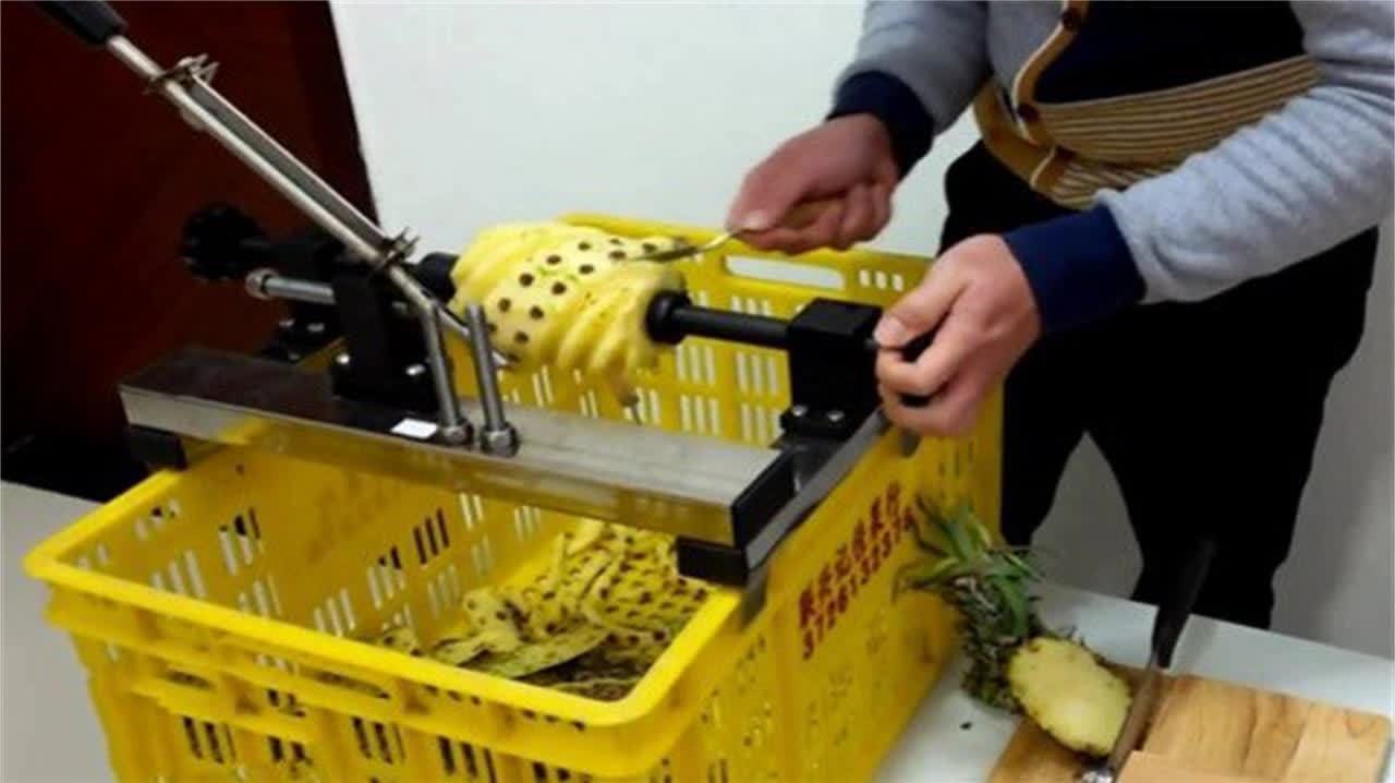 菠萝好吃不好削皮,民间高手发明去菠萝皮工具