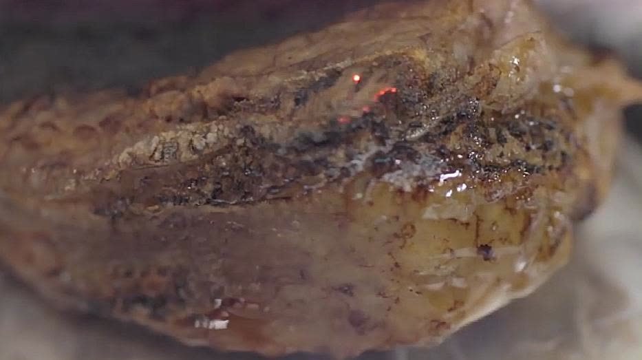 激光就是一束光?没见识过激光的都这么认为,它能把生猪肉烤熟