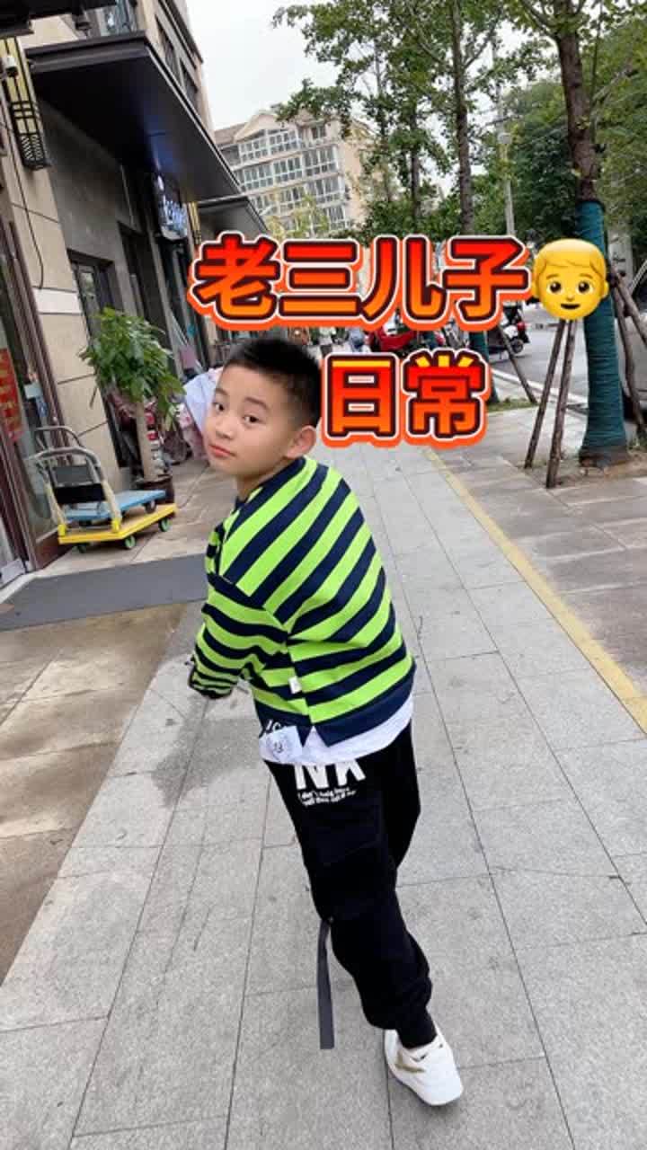 带孩子下楼买东西顺便来个作品这一套衣服全部加绒的明天早上9点...