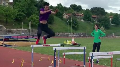 张国伟这波操作太秀了,跨栏还能这么跨,腿长了不起啊