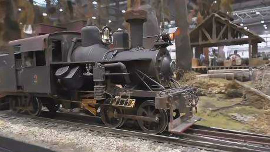 充满复古情调的蒸汽机车模型,与室内的模型场景相映成趣!