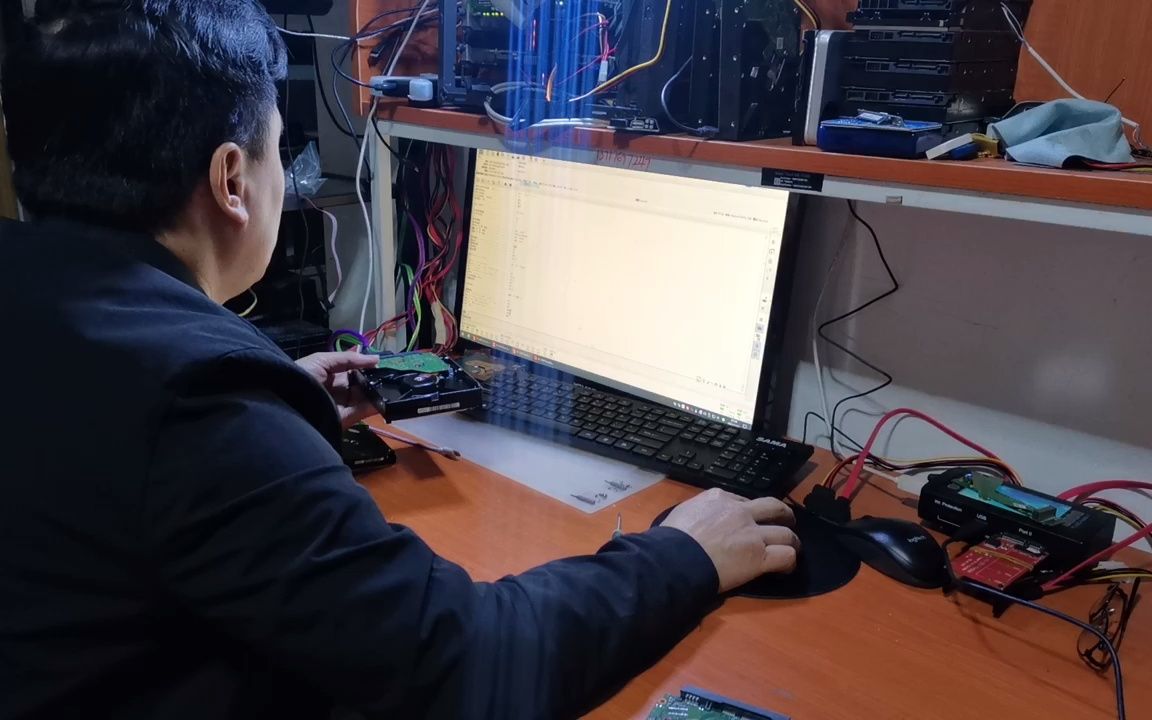 硬盘突然无法识别,上电反复启动什么问题,西数硬盘通病数据恢复