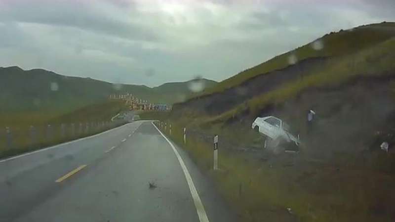 汽车突然翻车滚了下去,司机却好好的站了起来,网友:命真硬啊