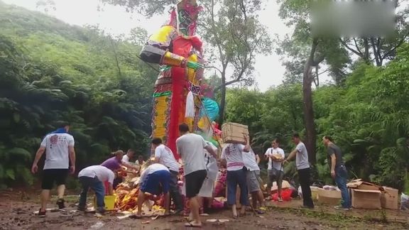 潮汕地区举行民俗文化活动,节日气氛非常浓厚,难得一见的场面!
