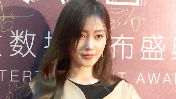 张天爱获“金数据”荣誉奖杯 马丽:将喜剧进行到底!