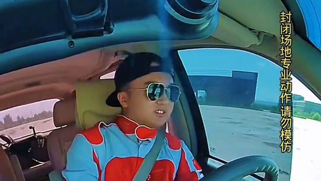 你们问的自动挡脚踩式驻车手刹7座商务车可以玩吗?