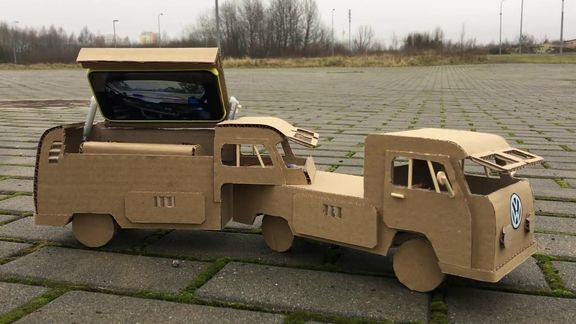 用纸板制作带有影音系统的模型车,非常有意思