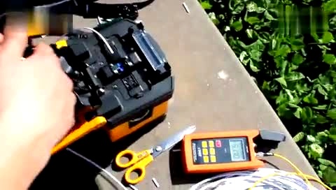 灼识光纤熔接机海边风中测试