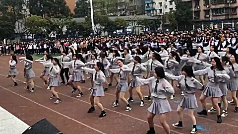 运动会上唯一跑着入场的班级,表演的舞蹈也很精彩,有创意