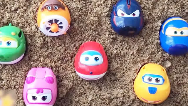 趣味玩具,超级飞侠变成圆形滚轮滚动山坡,张开翅膀